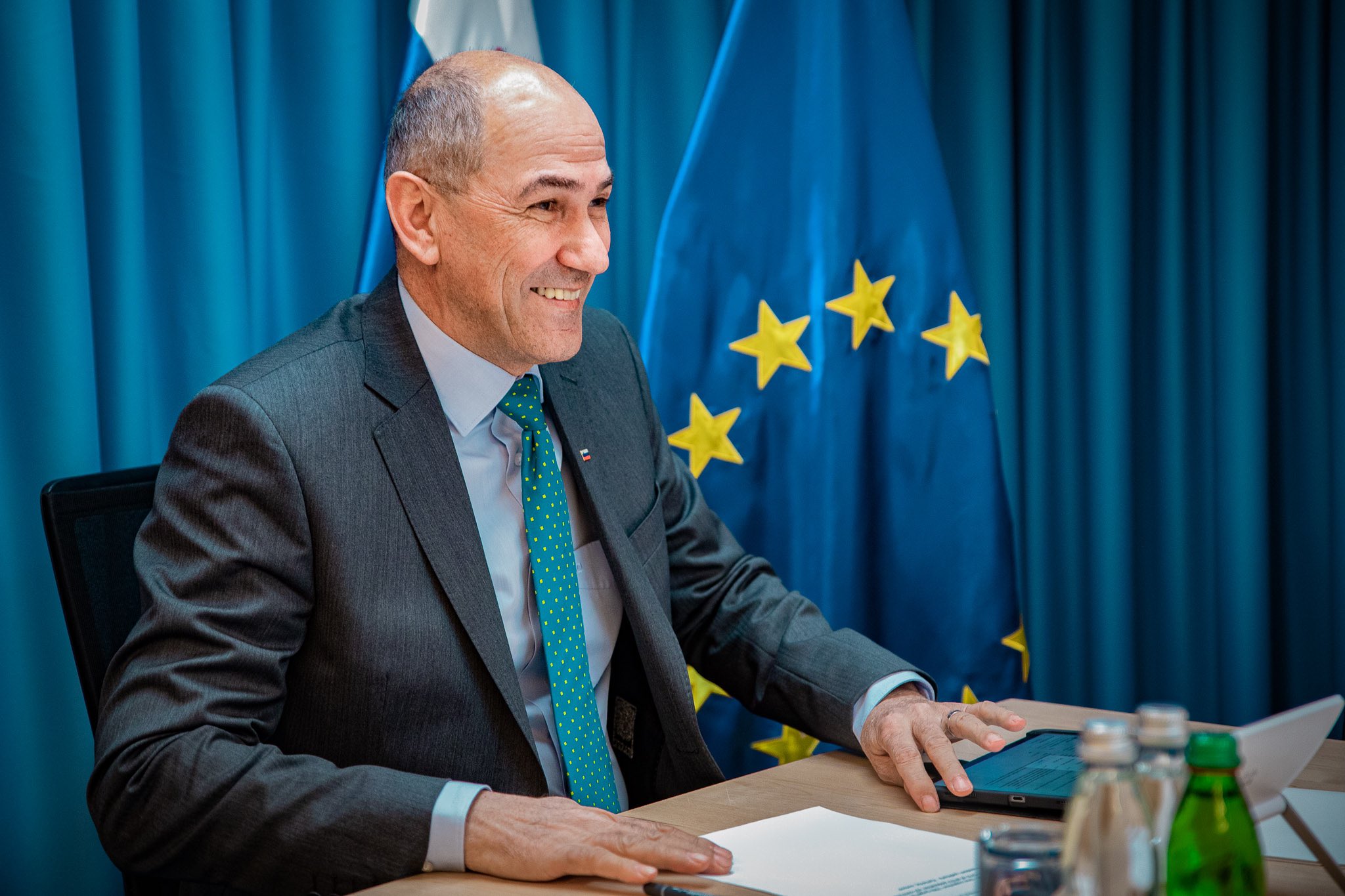 Predsednik vlade Janez Janša na videokonferenčnem srečanju s ...