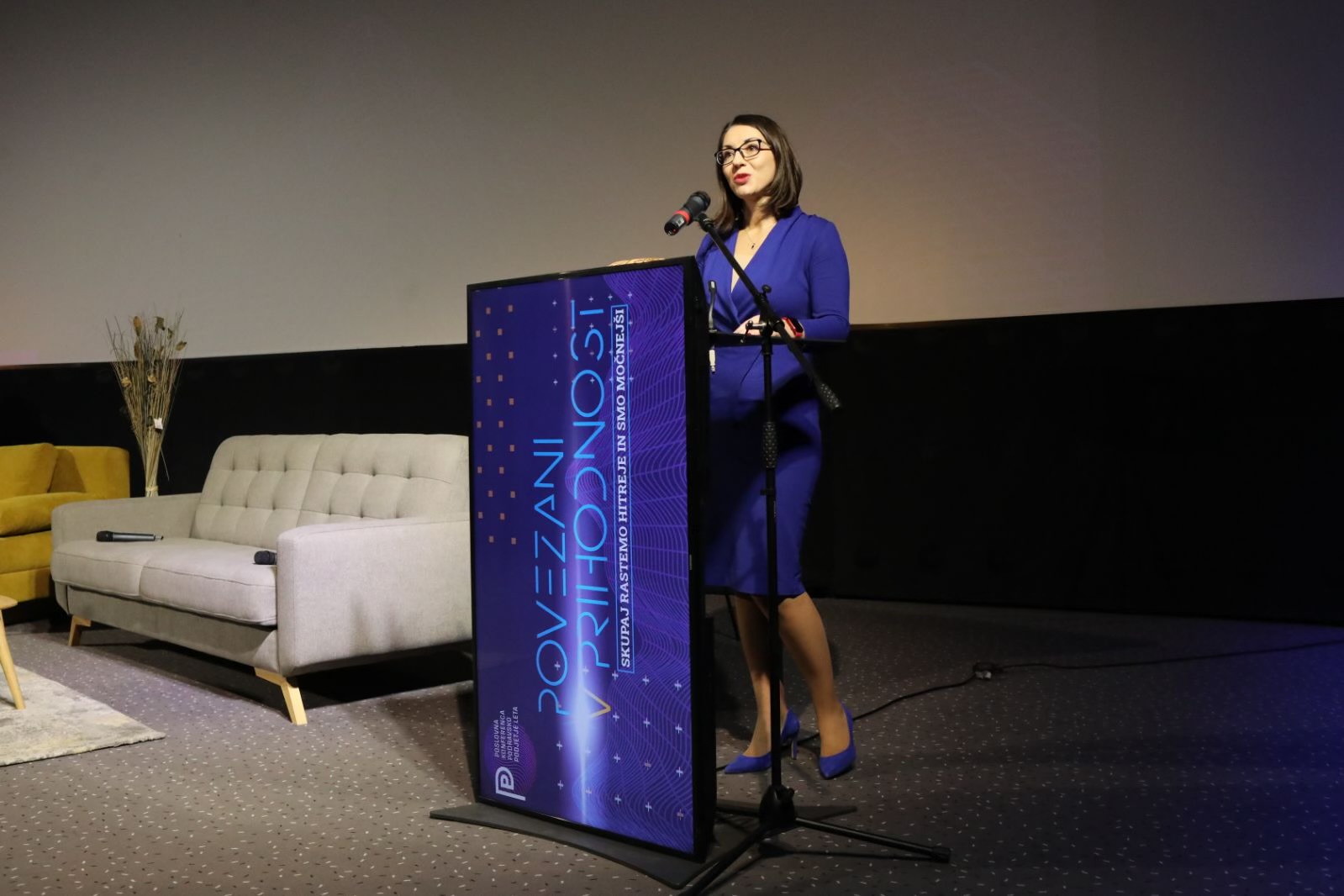 Digitalna preobrazba družbe in gospodarstva je proces, ki se mu ...