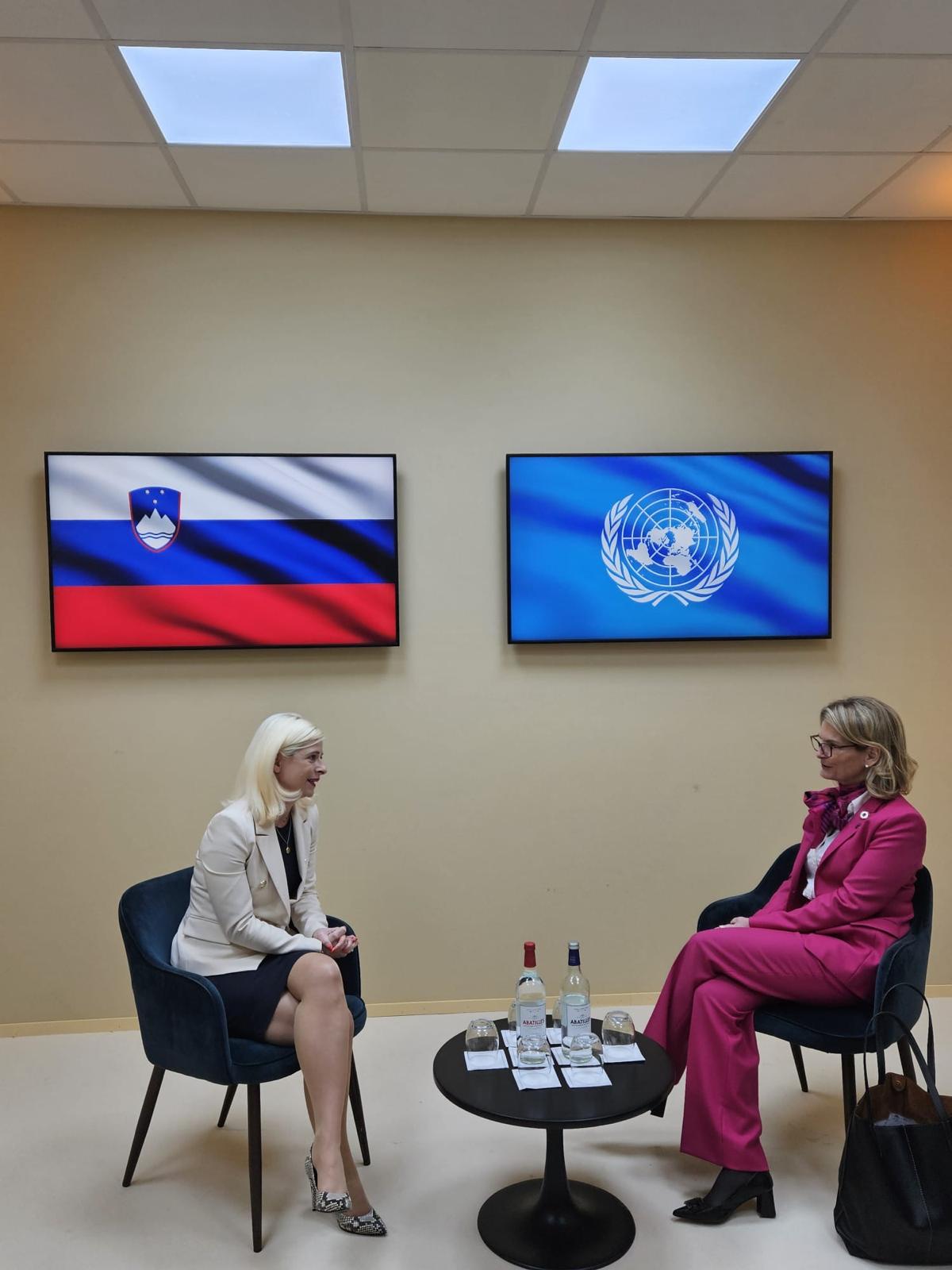 Ministrica Klampfer na pomembnih srečanjih o umetni inteligenci v Parizu | GOV.SI