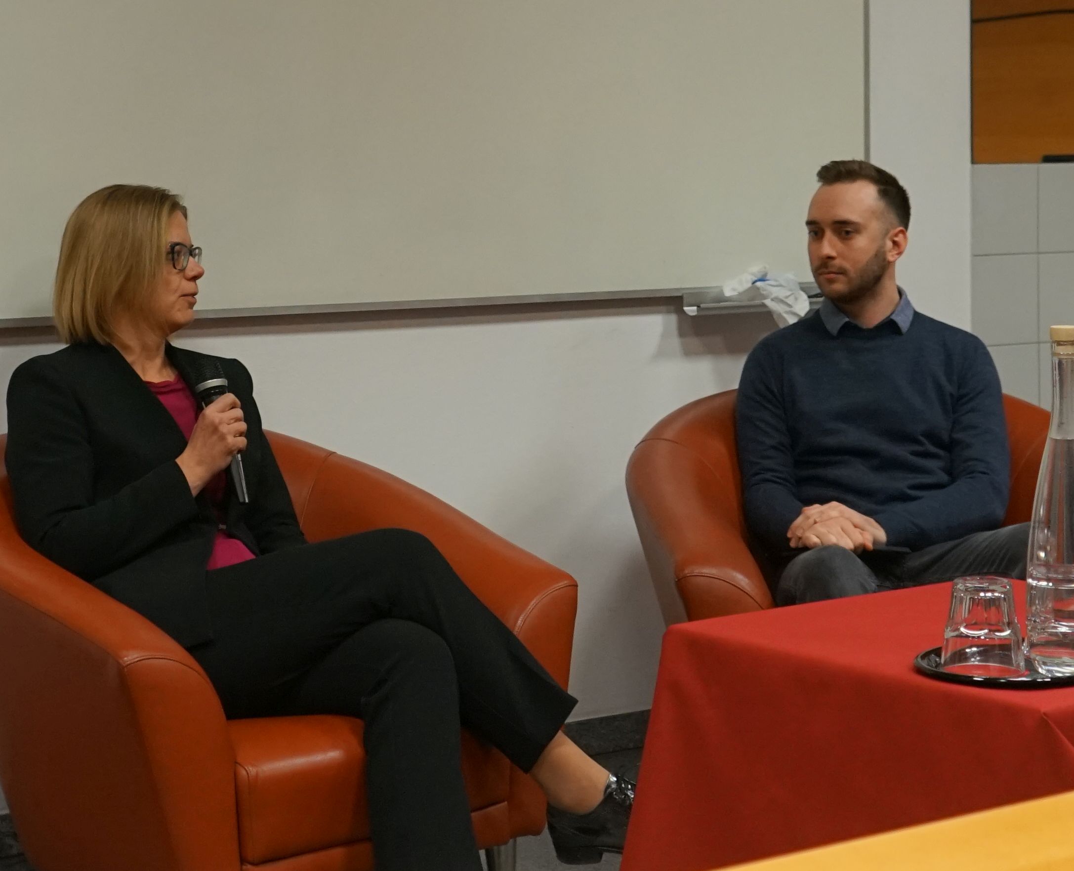 Ministrica Ajanović Hovnik na 13. študentski konferenci Fakultete za upravo o povezovanju in ...