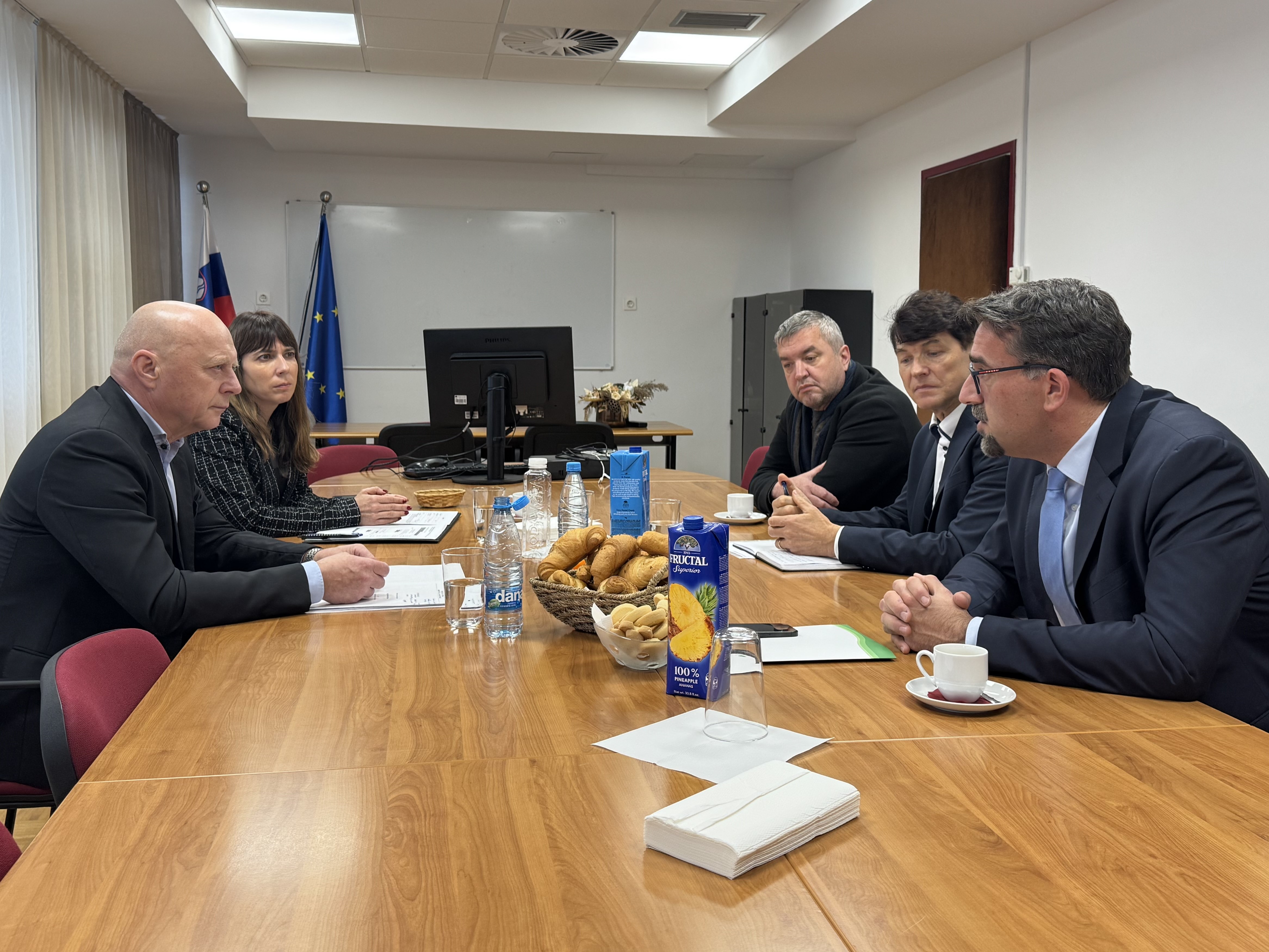 Minister za javno upravo mag. Franc Props obiskal upravni enoti ...