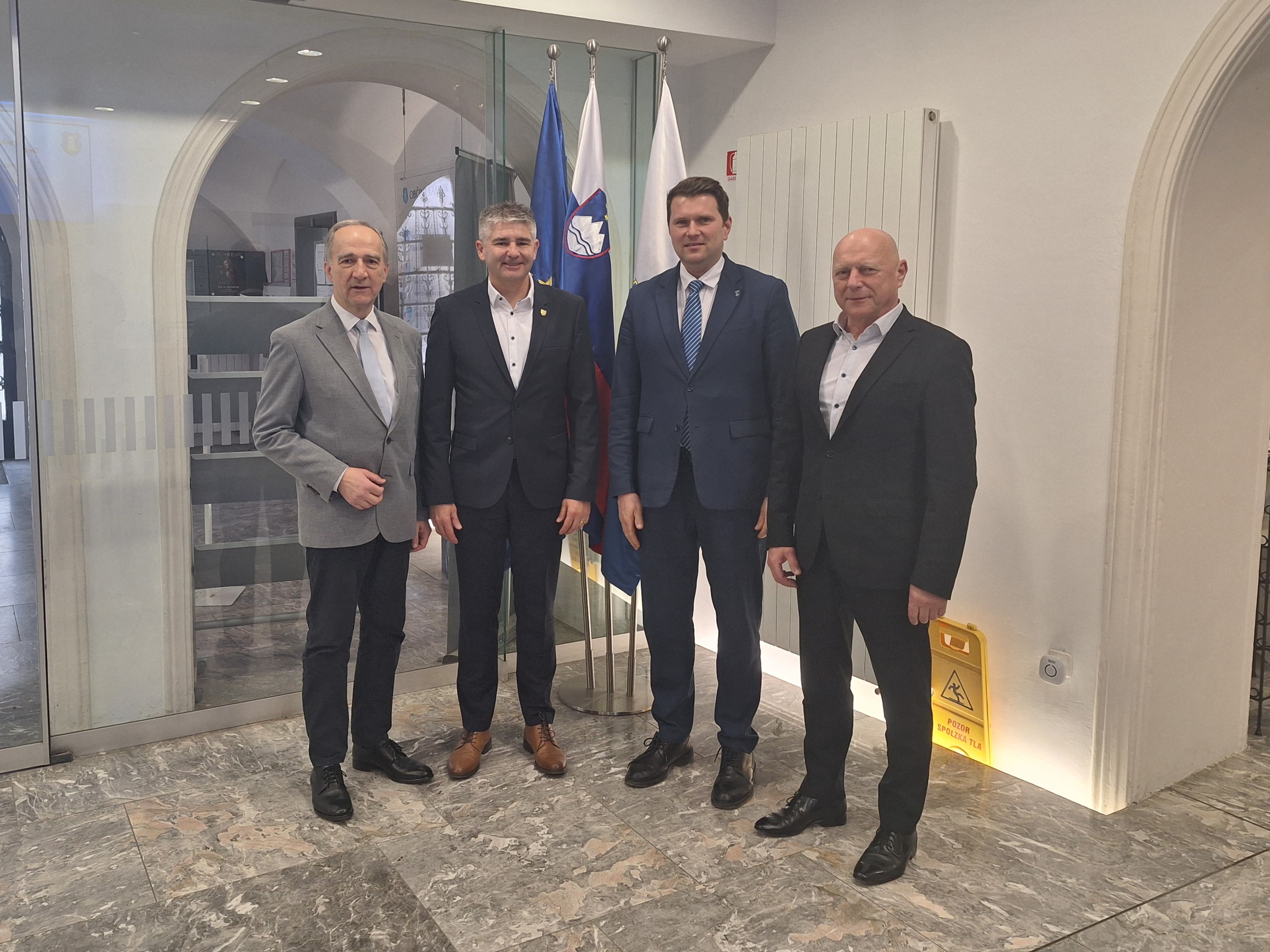 Minister mag. Franc Props na Upravnih enotah Kamnik in Škofja Loka | GOV.SI