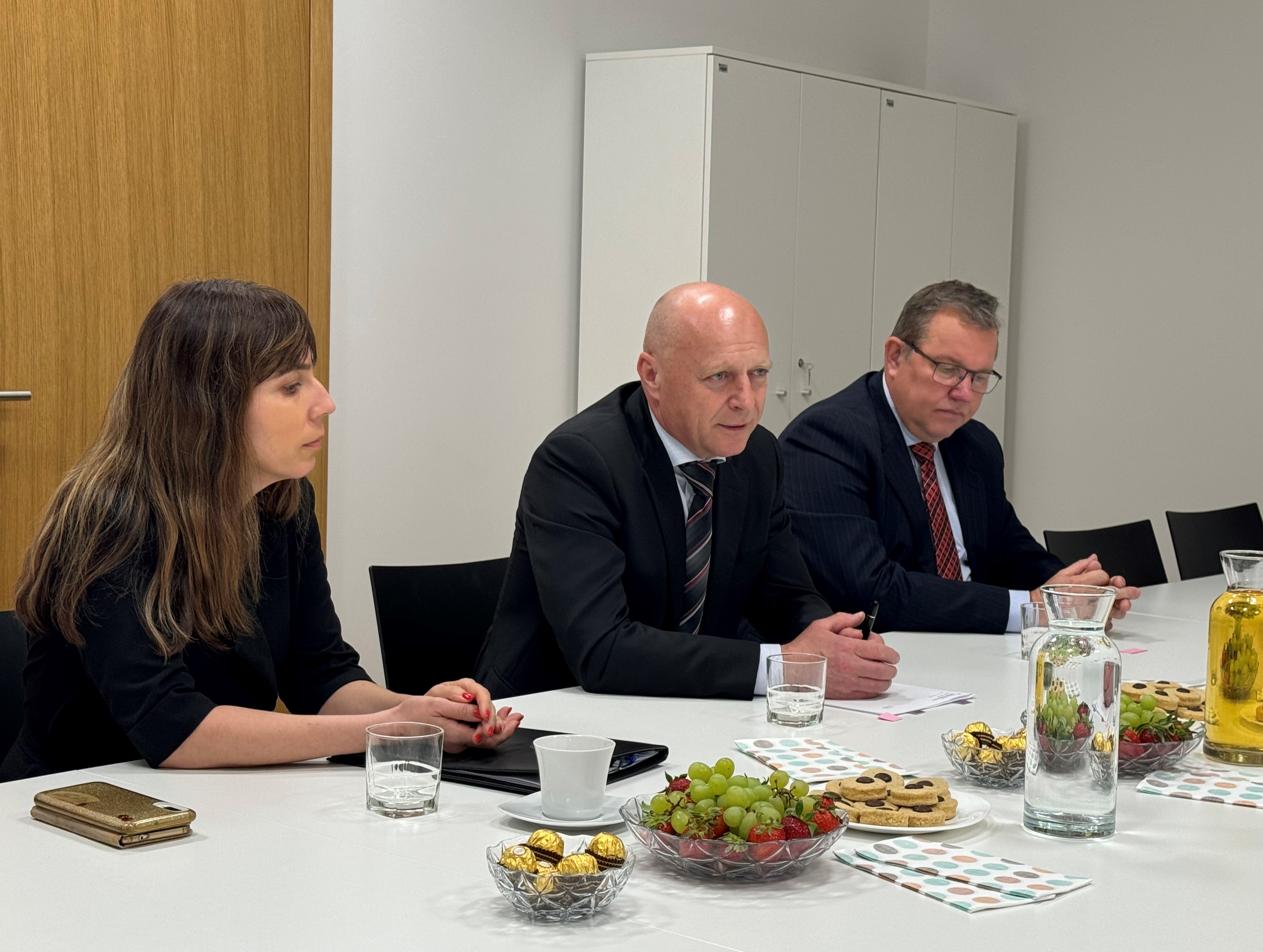 Minister za javno upravo mag. Franc Props je s sodelavci obiskal ...