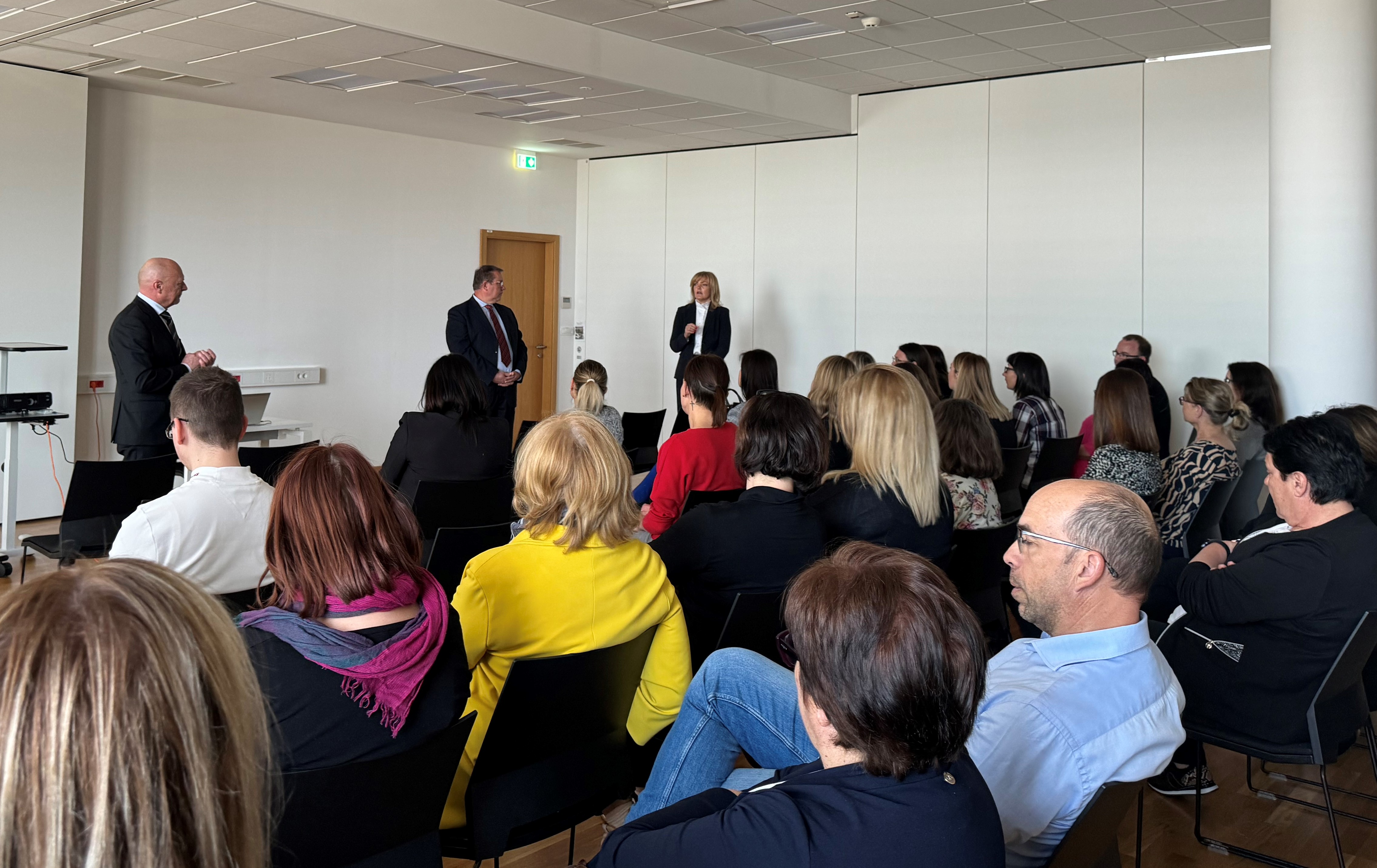 Minister za javno upravo mag. Franc Props je s sodelavci obiskal ...