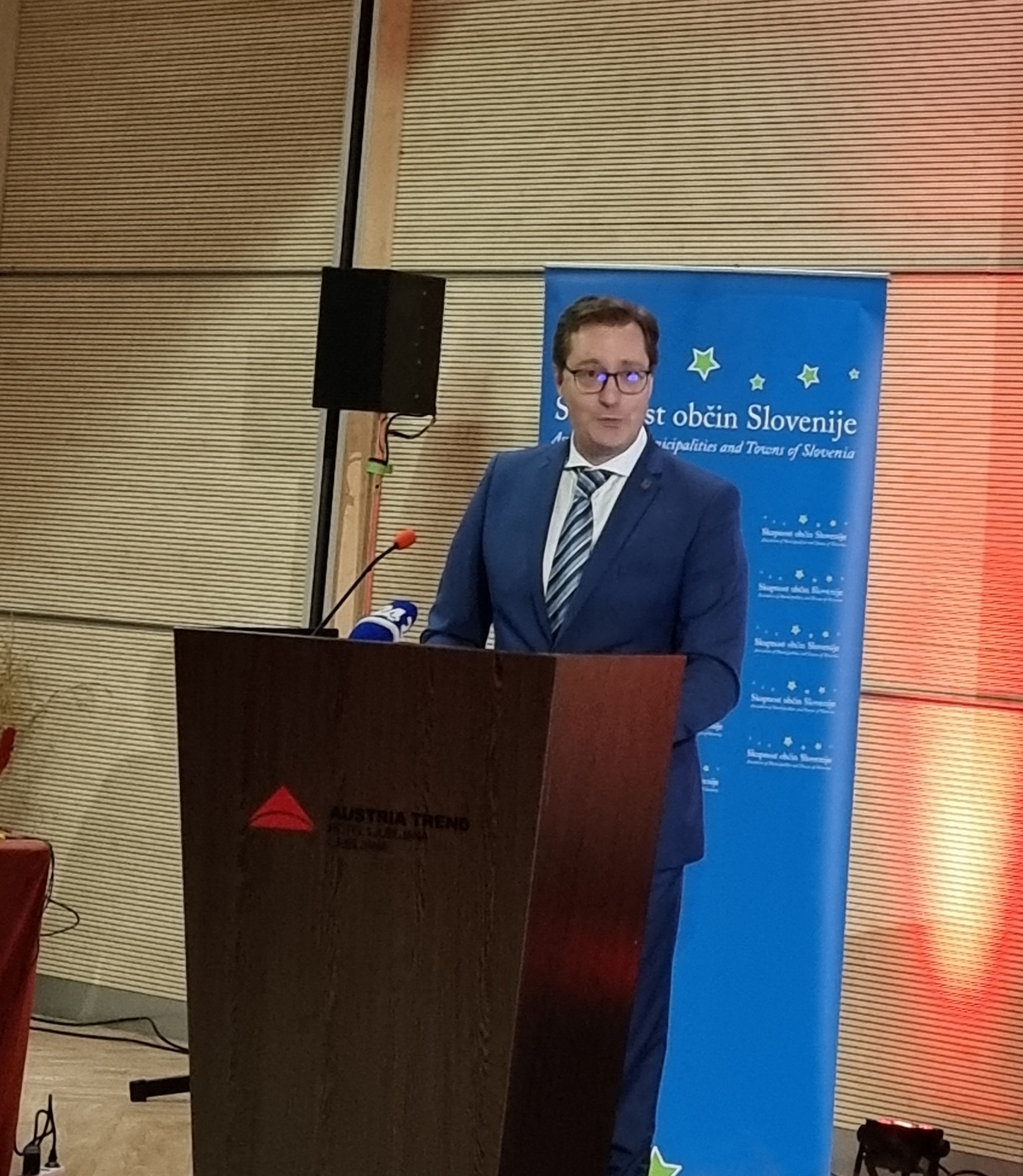 Ministrica Ajanović Hovnik na srečanju z županjami in župani o sodelovanju občin in države v ...