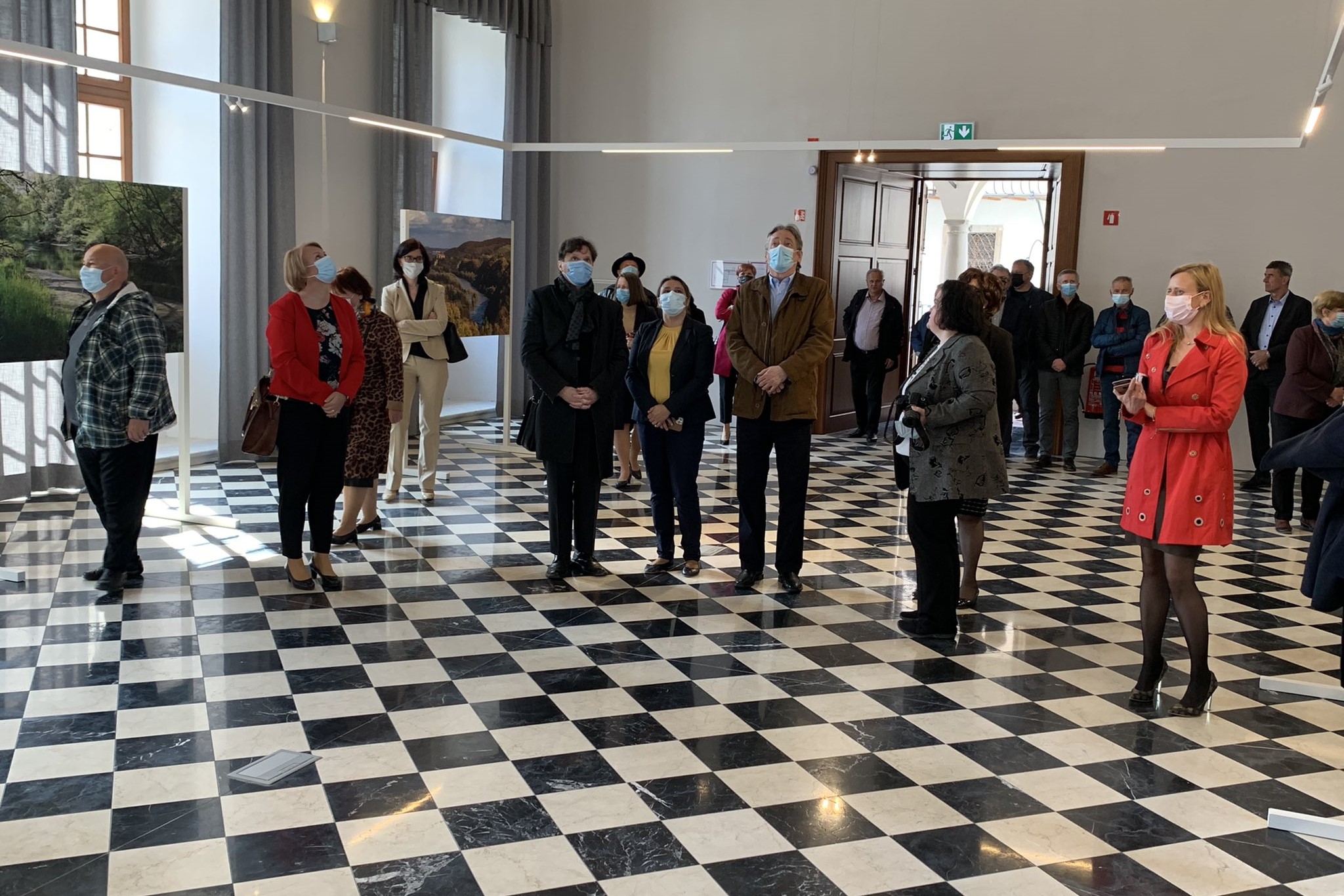 Minister dr. Simoniti si je ogledal obnovljen del gradu Borl | GOV.SI