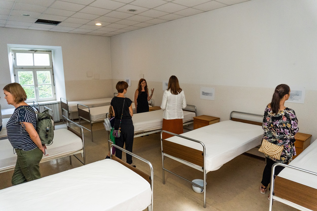 Špela Spanžel na odprtju nove stalne razstave "Neskončne Trate norosti ...