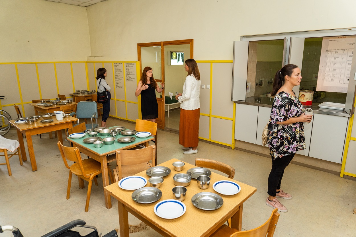 Špela Spanžel na odprtju nove stalne razstave "Neskončne Trate norosti ...