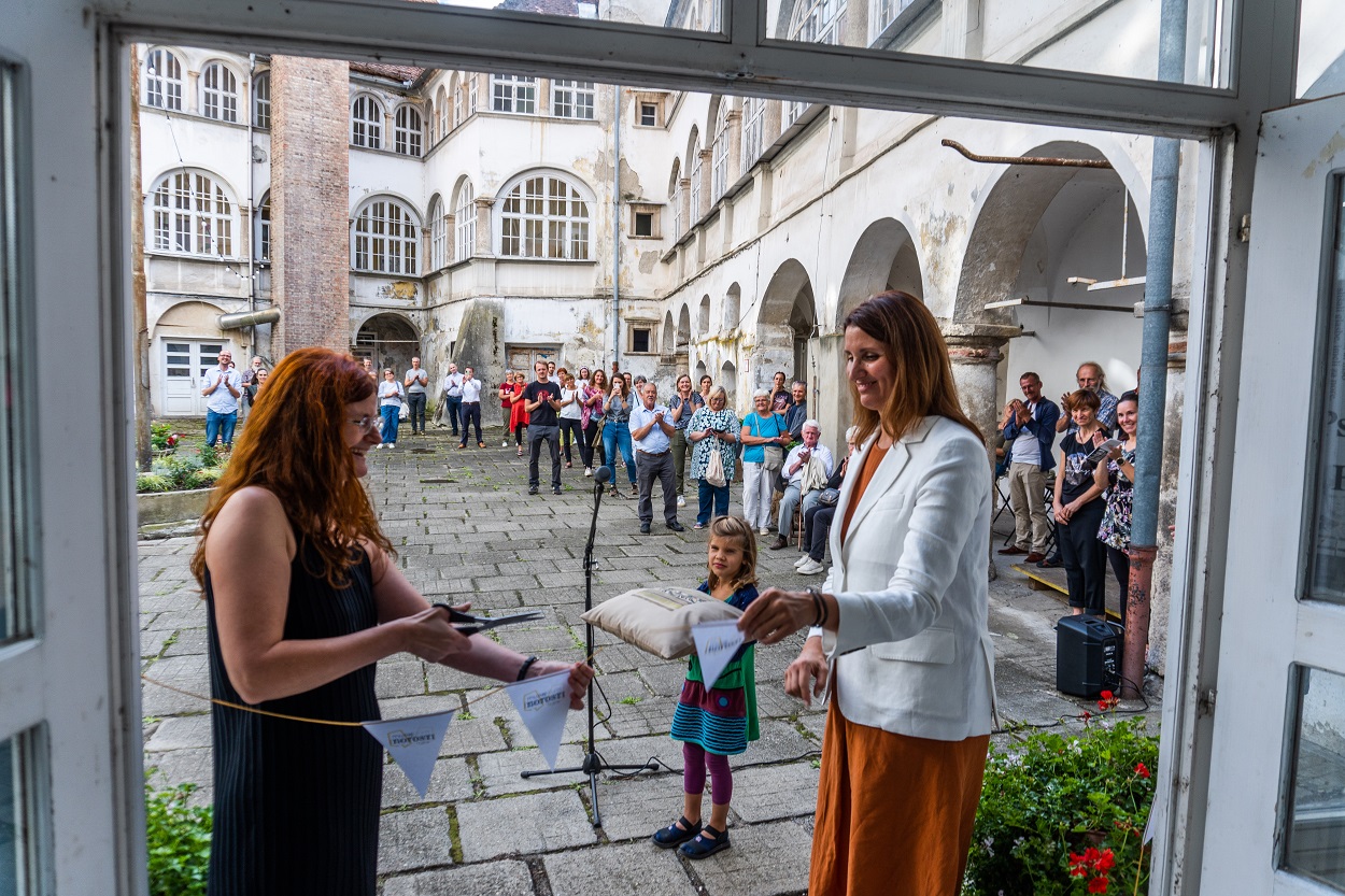 Špela Spanžel na odprtju nove stalne razstave "Neskončne Trate norosti ...