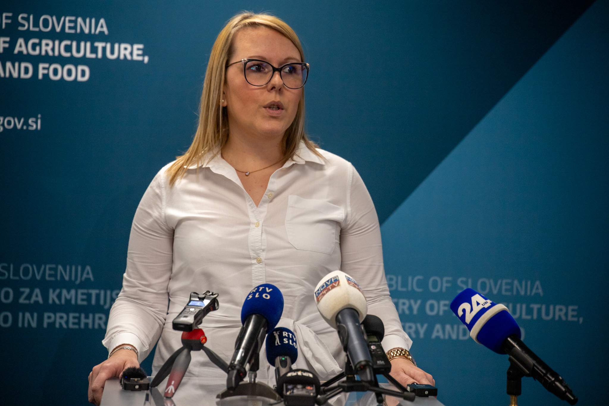 Ministrica Mateja Čalušić optimistično z deležniki o rešitvah za razvoj slovenskega kmetijstva ...