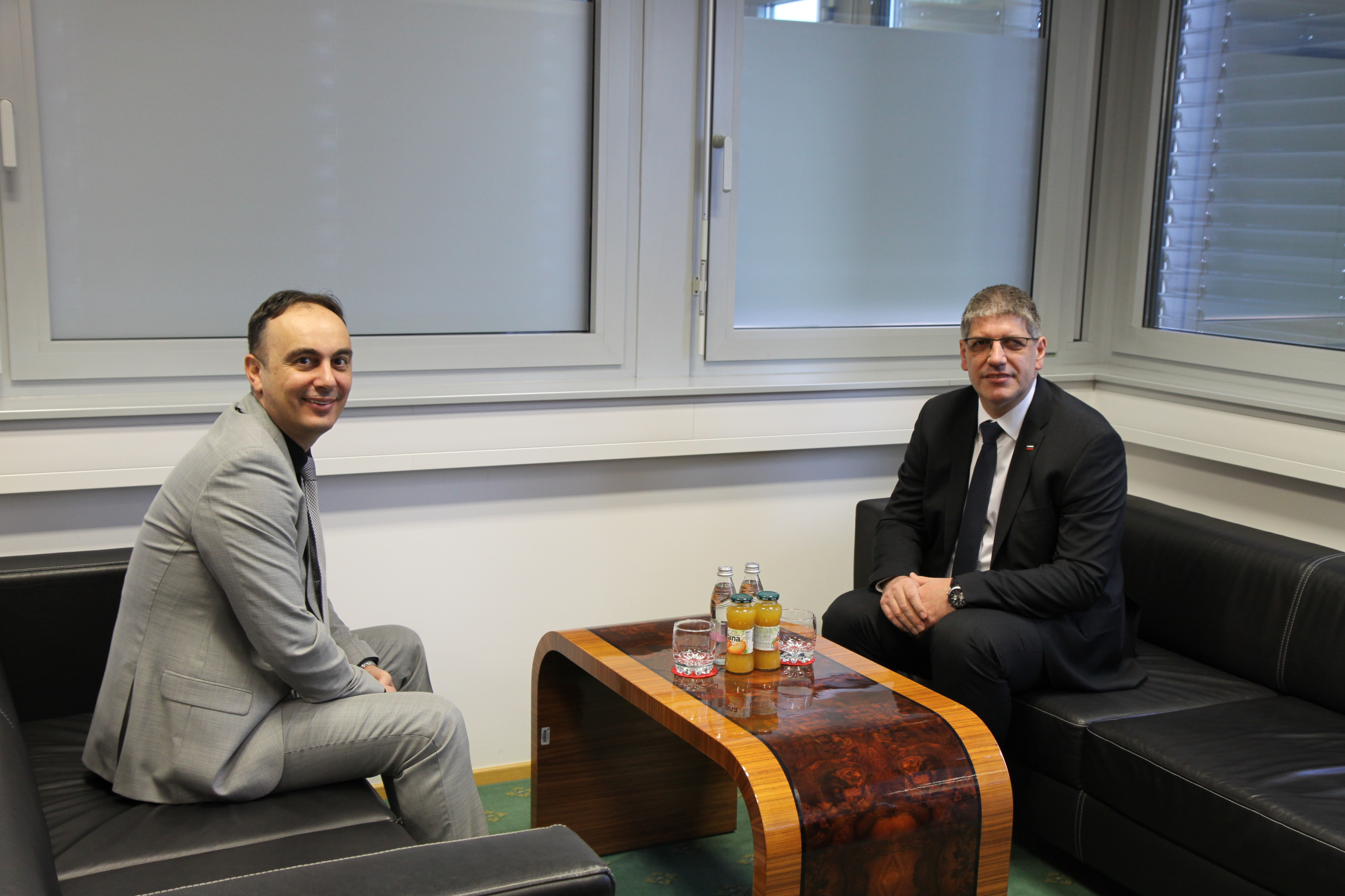 Minister Poklukar na dvostranskem srečanju gostil kolega iz Republike Severne Makedonije Čuleva ...