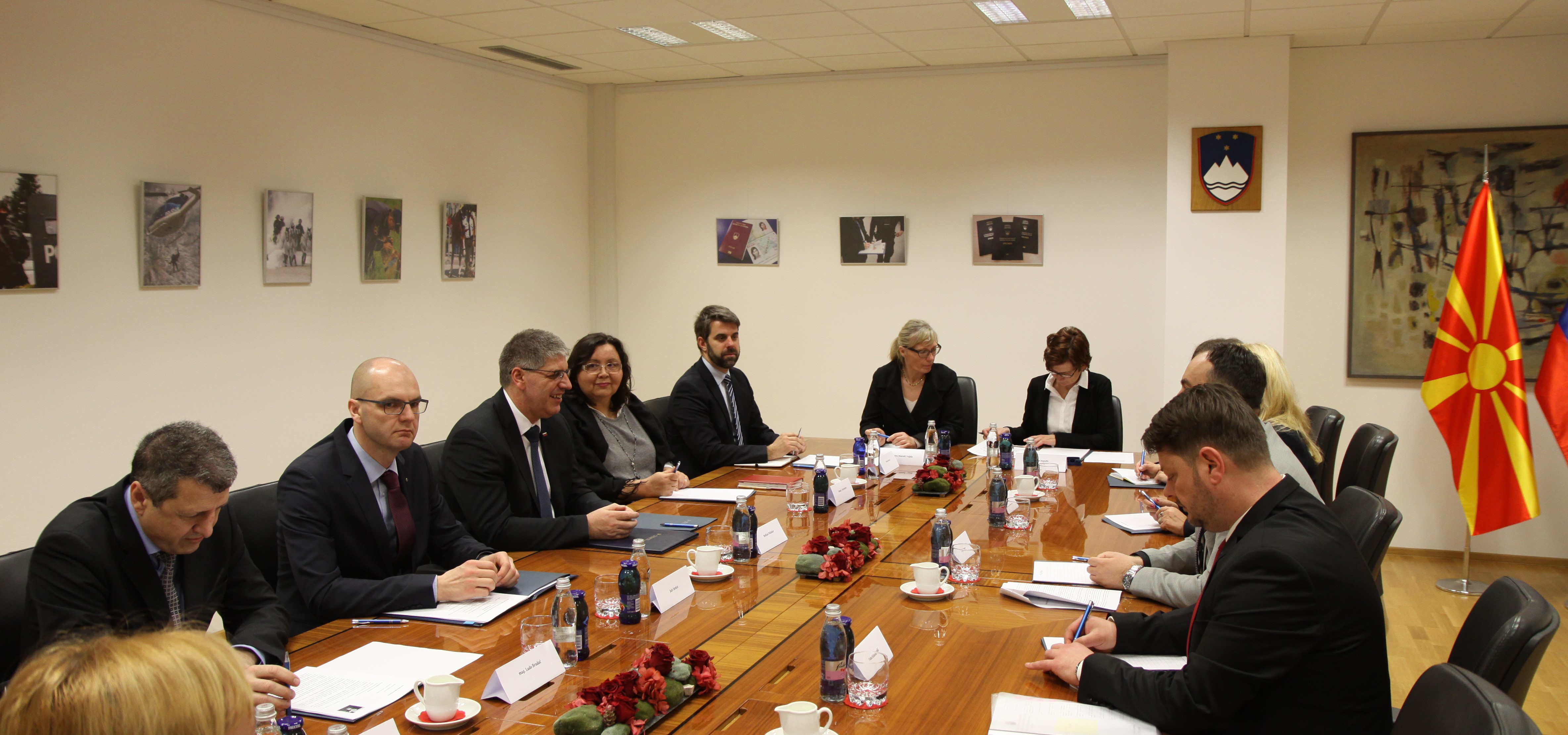 Minister Poklukar na dvostranskem srečanju gostil kolega iz Republike Severne Makedonije Čuleva ...