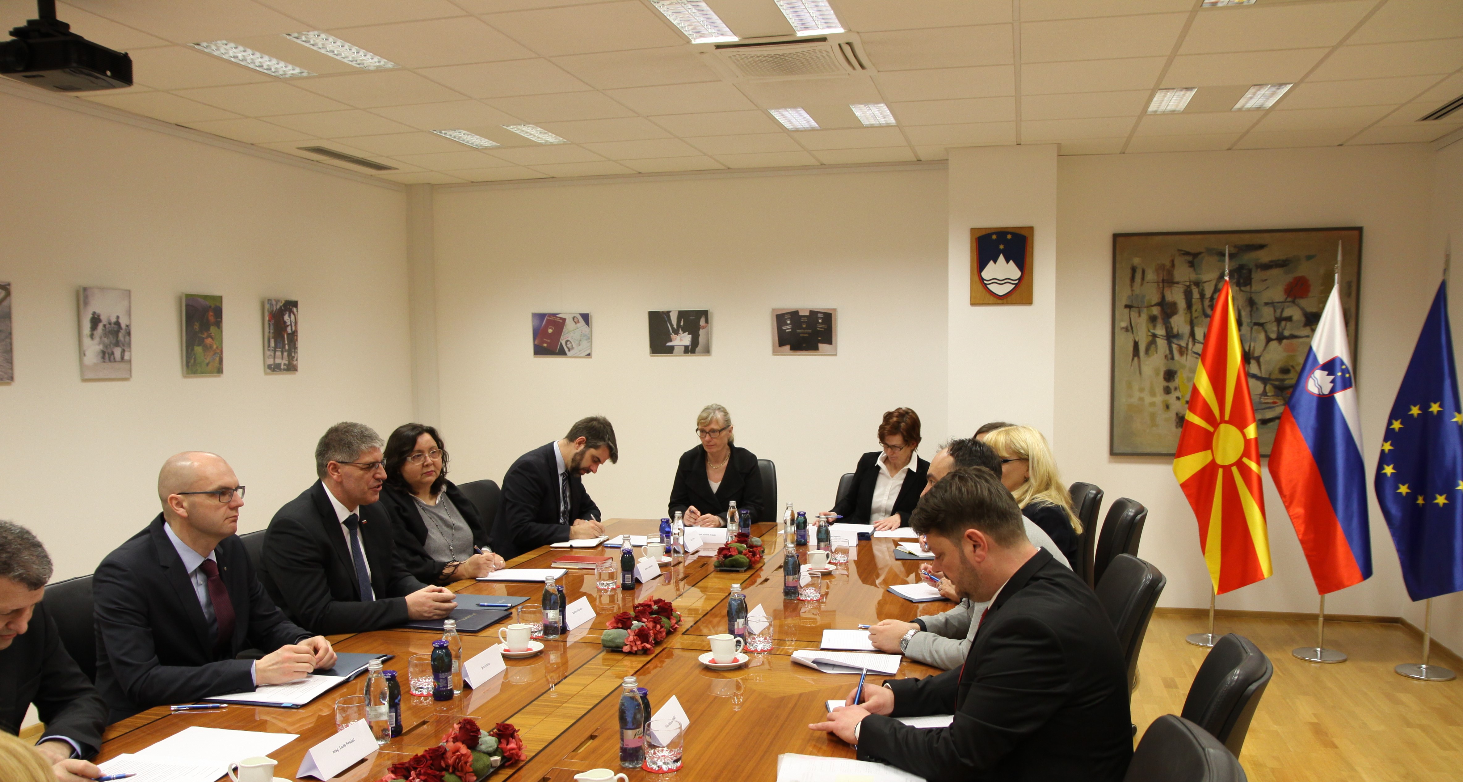 Minister Poklukar na dvostranskem srečanju gostil kolega iz Republike Severne Makedonije Čuleva ...