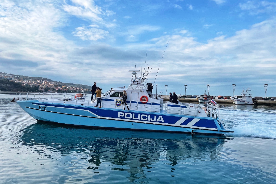 Poslovilna vožnja policijskega čolna P-111 | GOV.SI