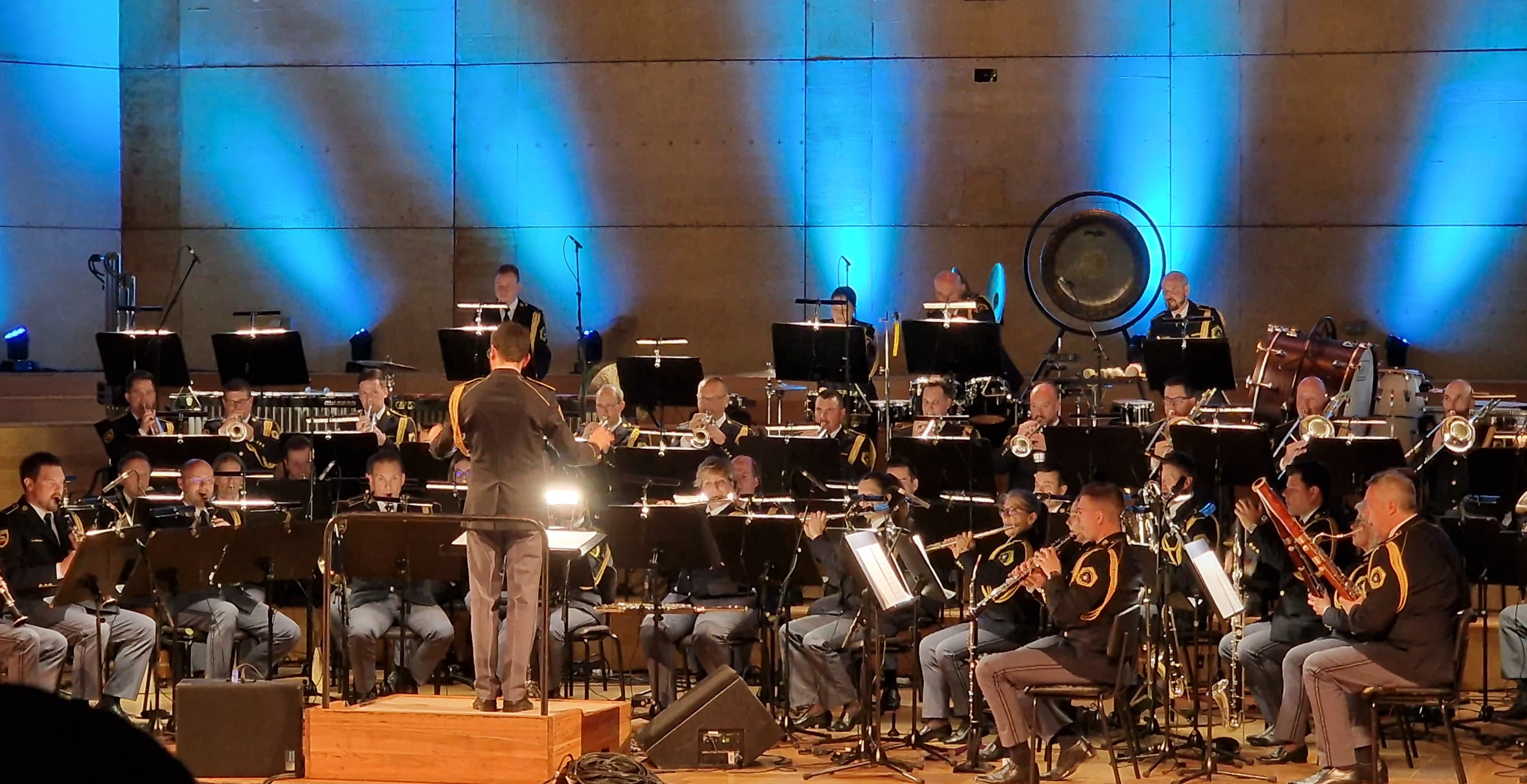 Policijski orkester s koncertom praznoval častitljivih 75 let svojega ...