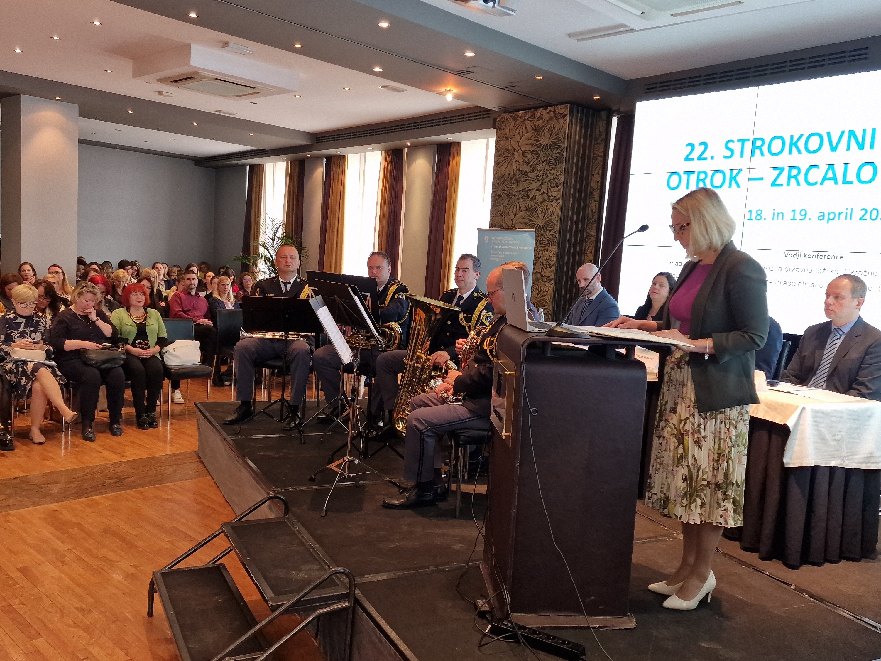 Strokovni posvet: Otrok – zrcalo družbe! | GOV.SI