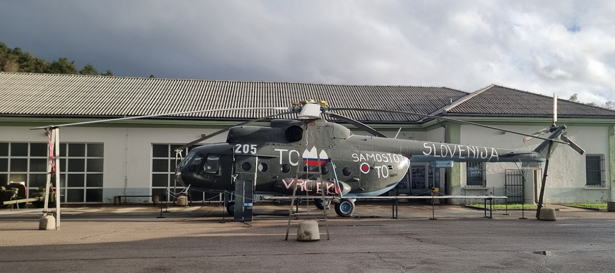 Vojaški muzej Slovenske vojske prenovil helikopter Mil ML - 8 | GOV.SI