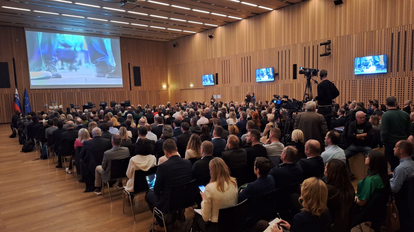 Premier dr. Robert Golob: Edini, ki lahko skrbimo za svojo varnost, smo mi sami | GOV.SI