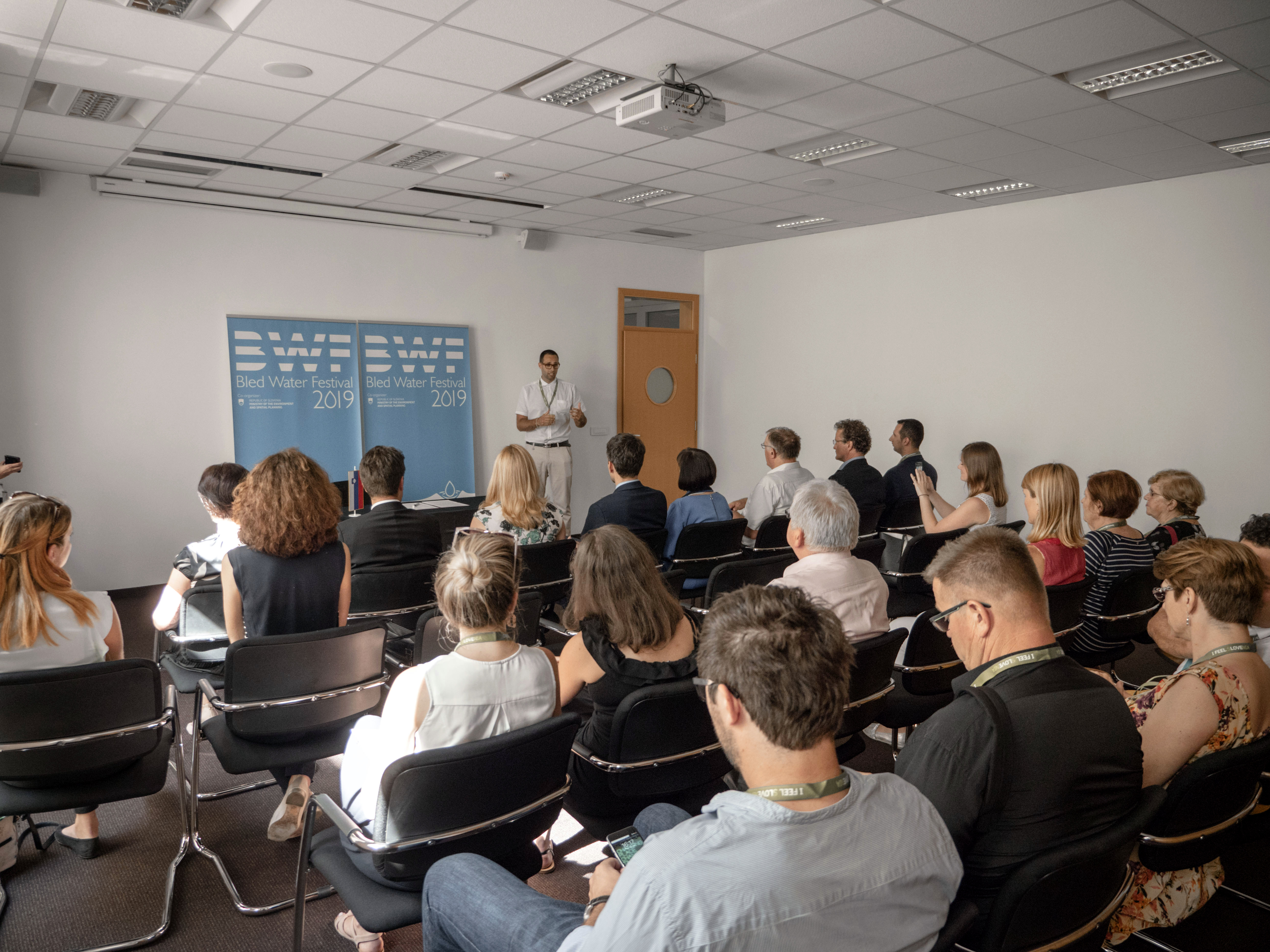 Državni sekretar Marko Maver na Blejskem vodnem festivalu podpisal ...