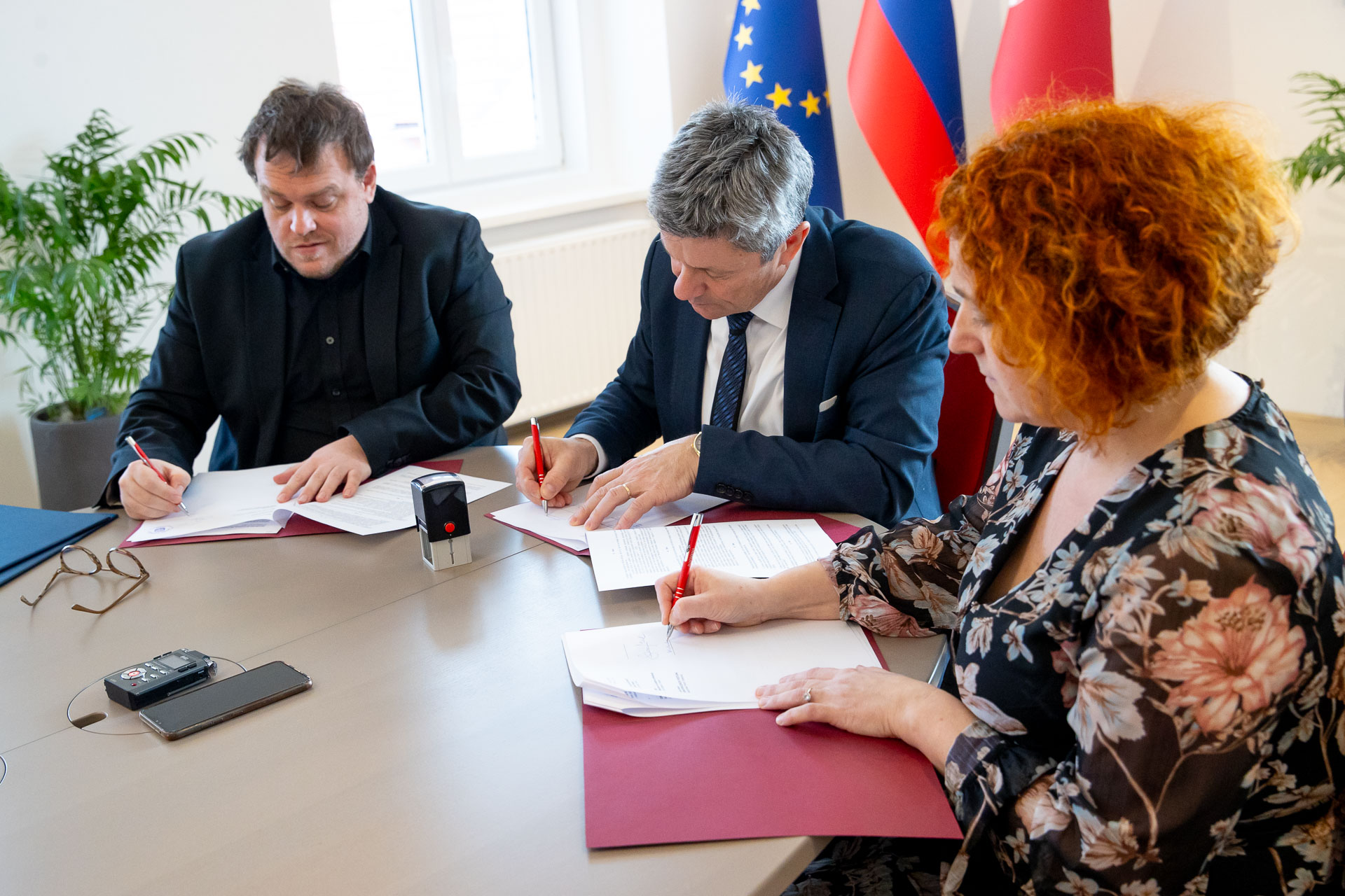 Minister podpisal pismo o nameri novega doma v Postojni: gradnja se bo začela prihodnje leto ...