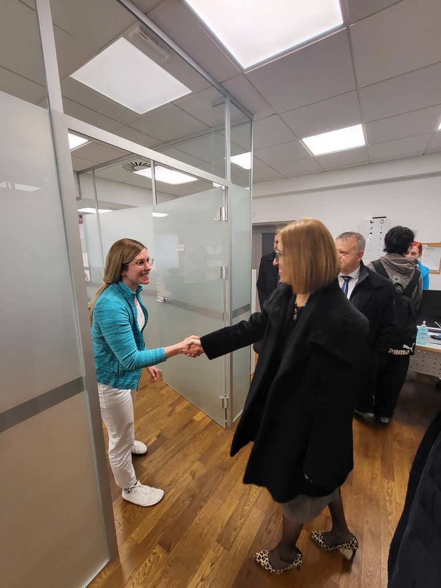 Ministrica za zdravje obiskala Koroško in odkrila temelj prizidka zdravstvenega doma Slovenj ...