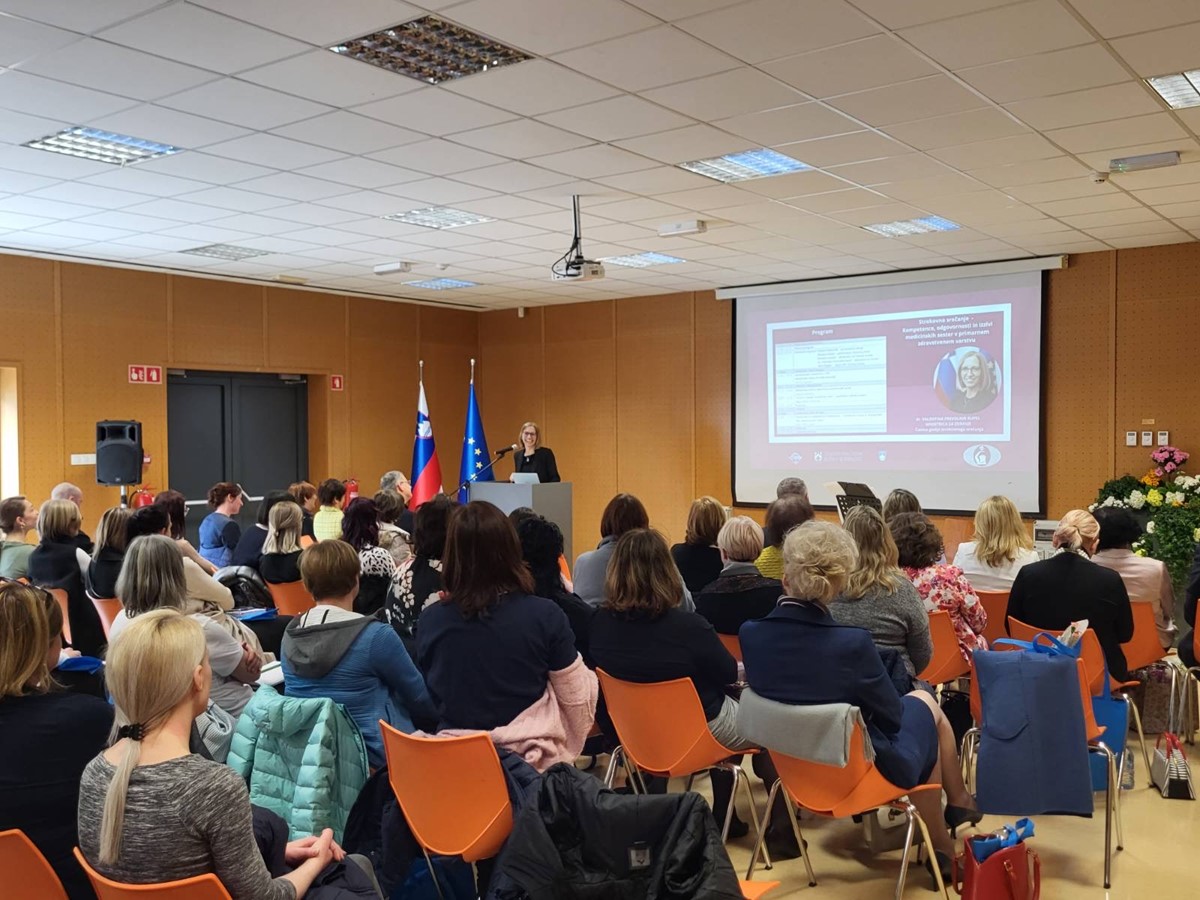 Ministrica za zdravje obiskala Koroško in odkrila temelj prizidka zdravstvenega doma Slovenj ...