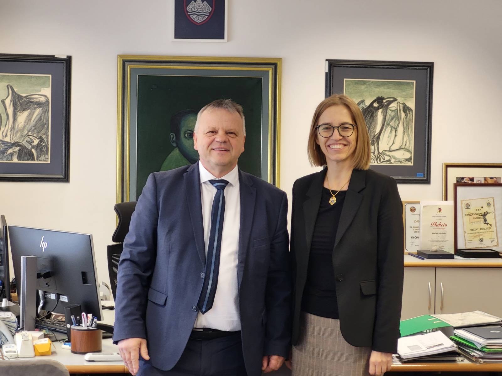 Ministrica za zdravje obiskala Koroško in odkrila temelj prizidka zdravstvenega doma Slovenj ...