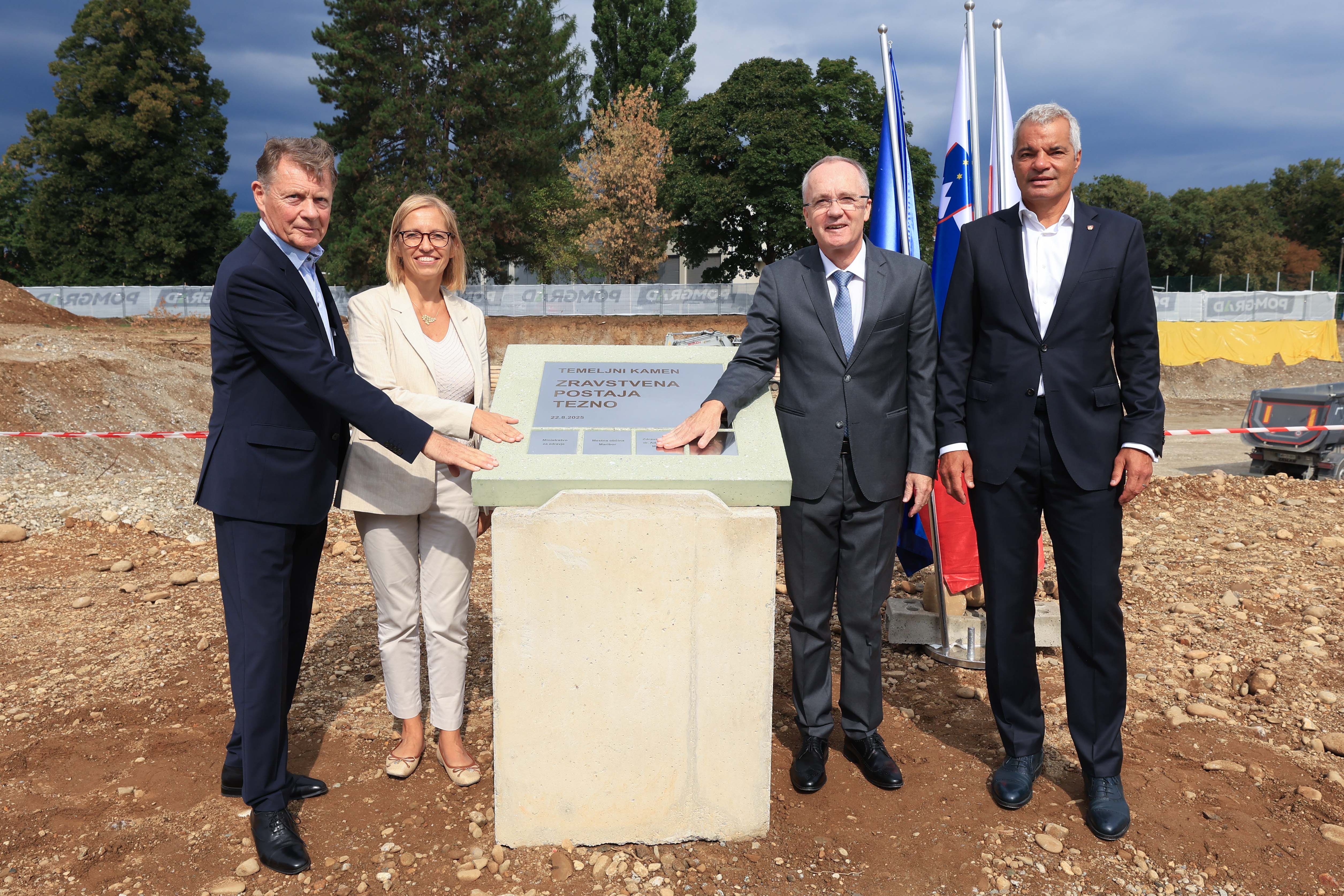 Ministrica za zdravje odkrila temeljni kamen za izgradnjo nove Zdravstvene postaje Tezno | GOV.SI