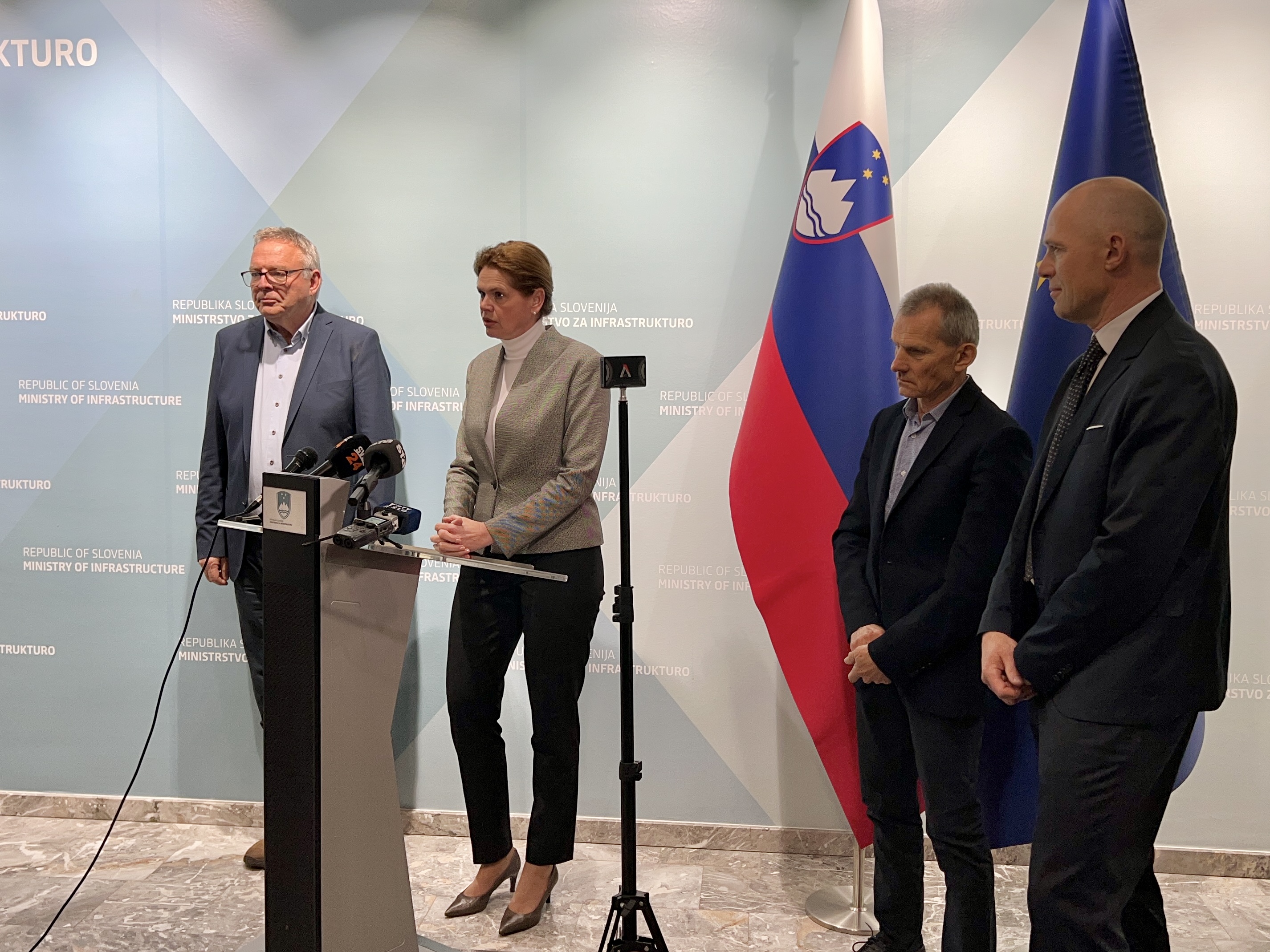 SLOVENIJA | Tretja razvojna os / Third development axis | Page 52 ...