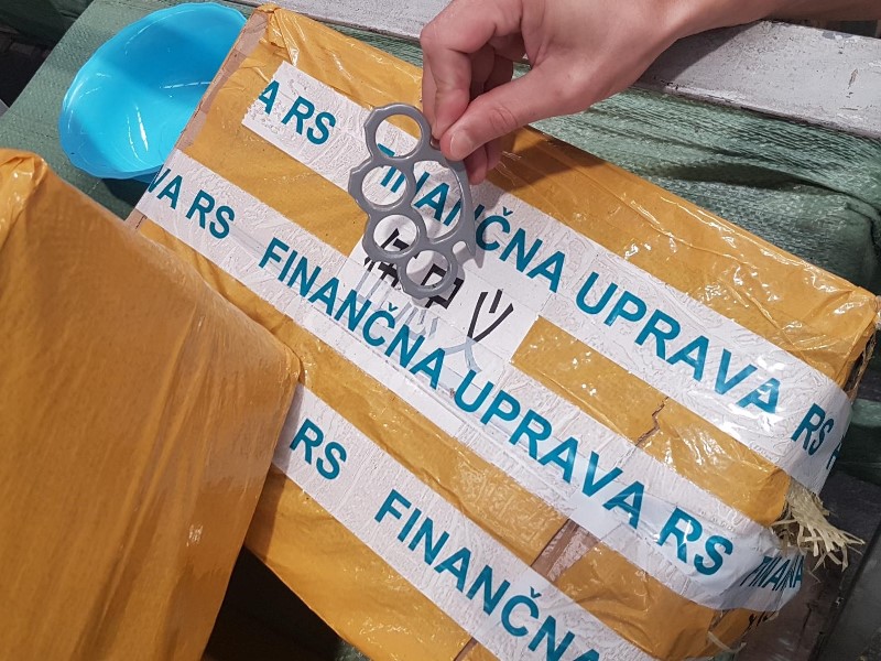 FURS v Luki Koper zasegel 6000 kosov bokserjev | GOV.SI