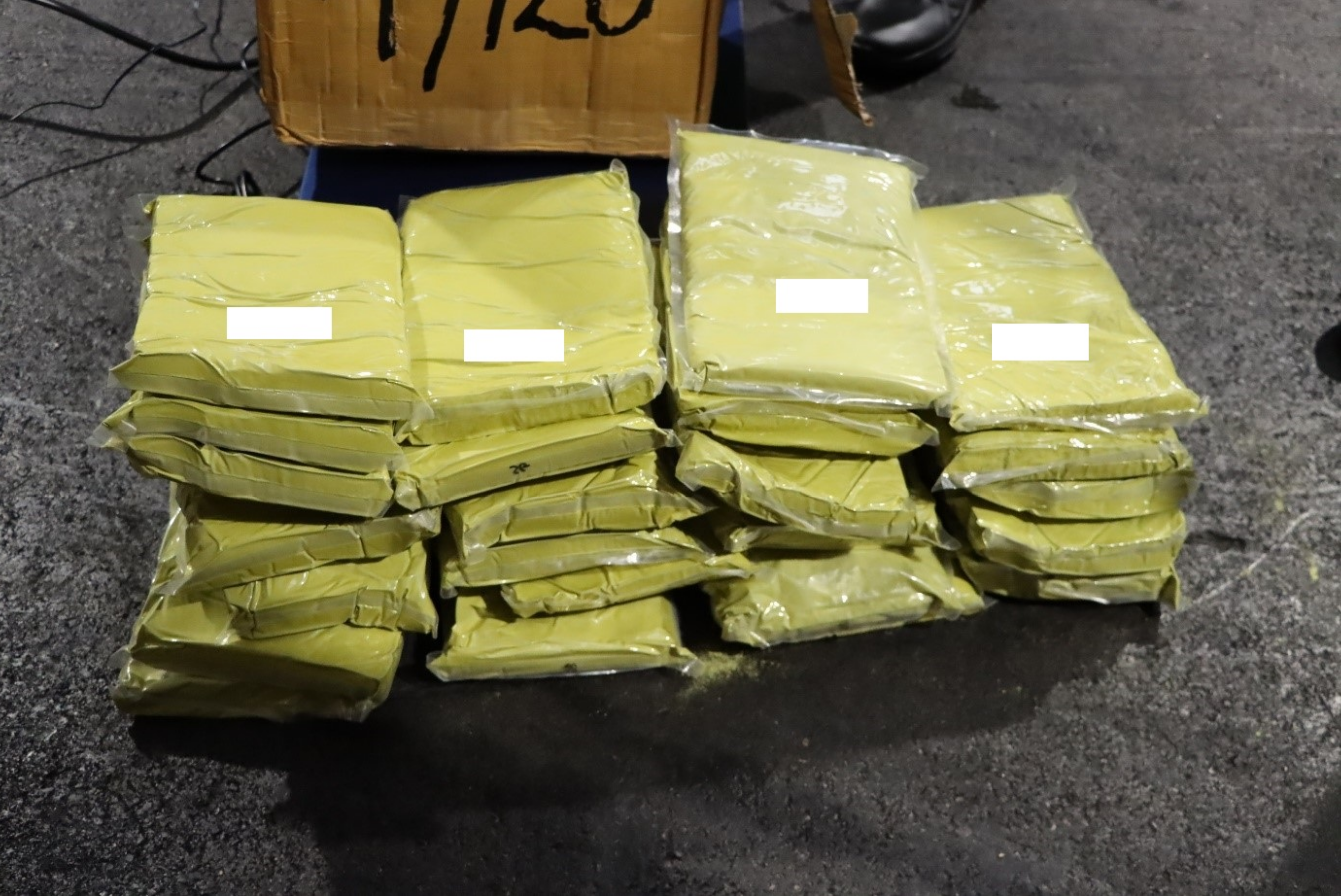 Cariniki v Kopru odkrili tri tone droge kratom | GOV.SI