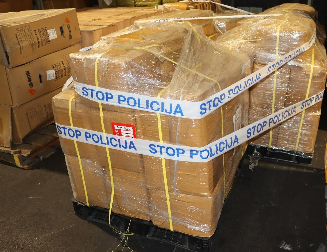 Cariniki v Kopru odkrili tri tone droge kratom | GOV.SI