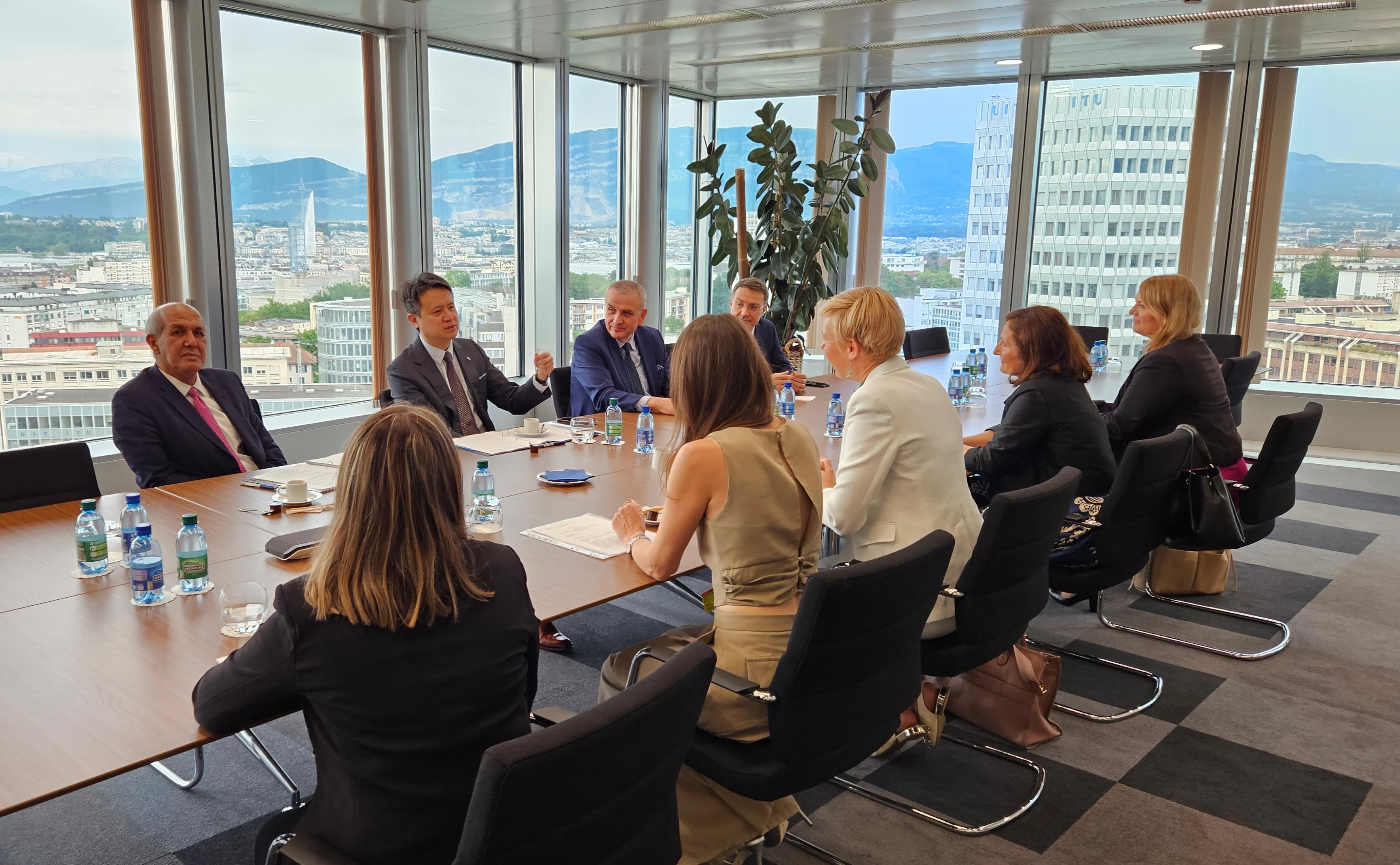 Direktorica Žvokelj z generalnim direktorjem Svetovne organizacije za ...