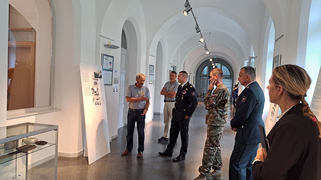 V Vojaškem muzeju Slovenske vojske odprli gostujočo razstavo | GOV.SI