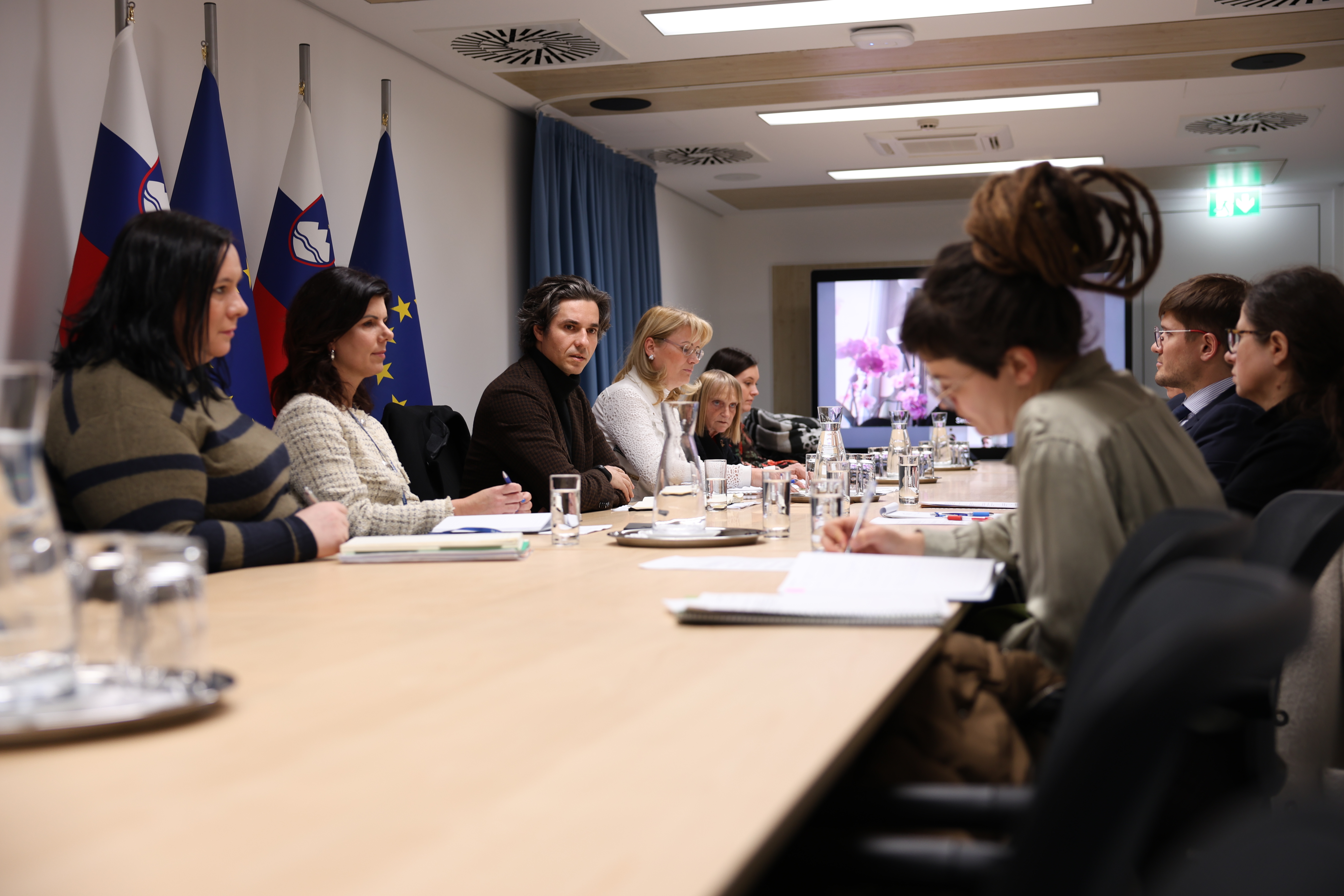 Delovno srečanje s predstavniki Združenja gluhoslepih Slovenije DLAN in ...