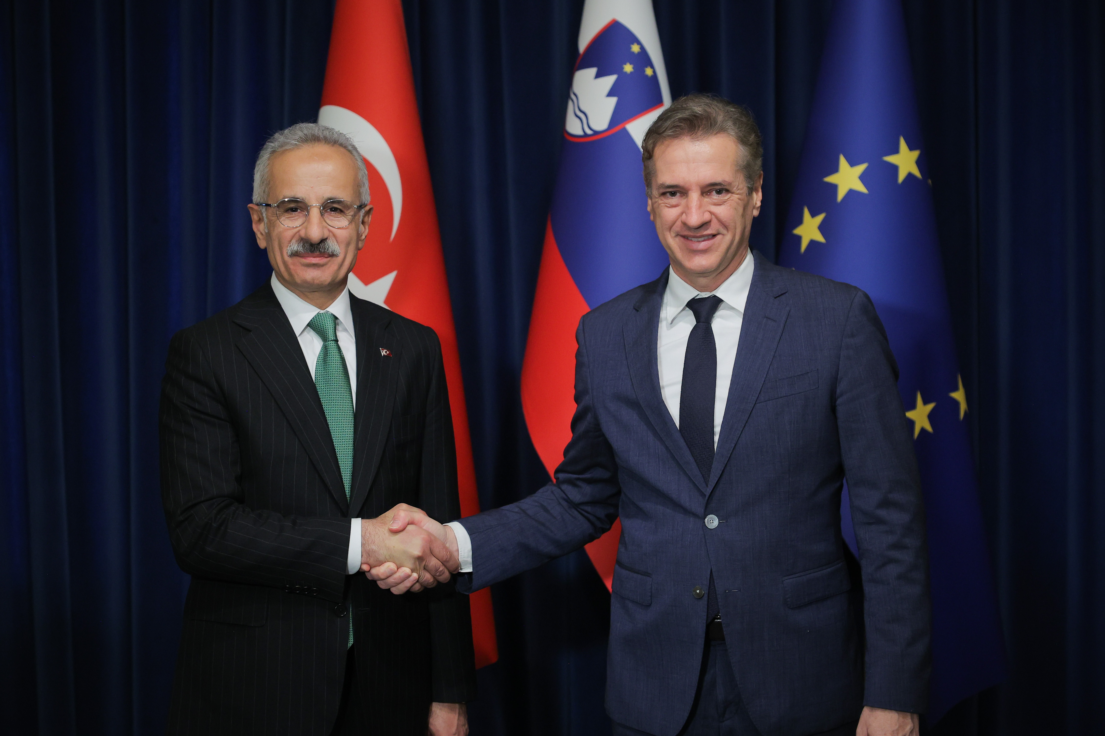 Premier dr. Golob sprejel turškega ministra za promet in infrastrukturo Uraloğluja | GOV.SI