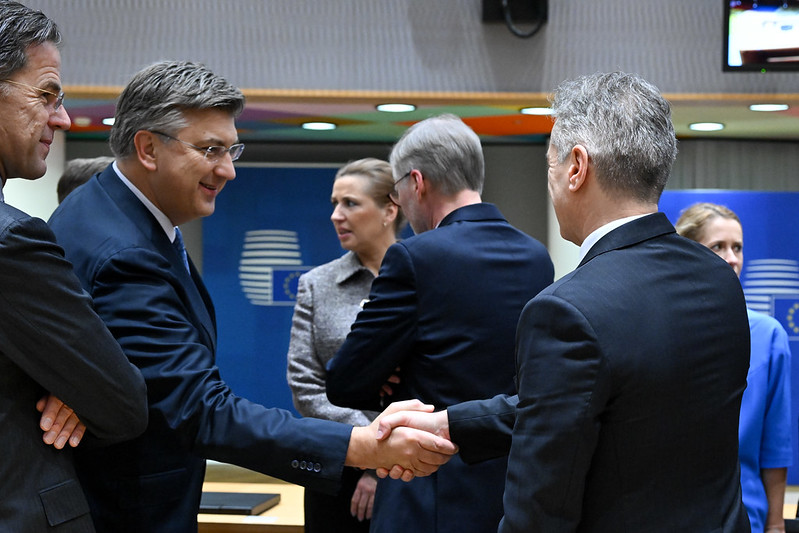 Premier dr. Golob: Slovenija zadovoljna s podporo EU resoluciji za prekinitev spopadov v Gazi ...