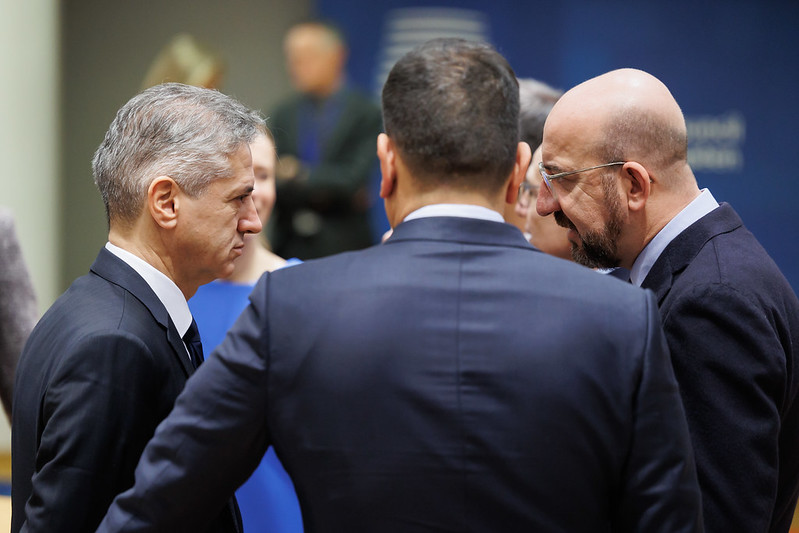 Premier dr. Golob: Slovenija zadovoljna s podporo EU resoluciji za prekinitev spopadov v Gazi ...