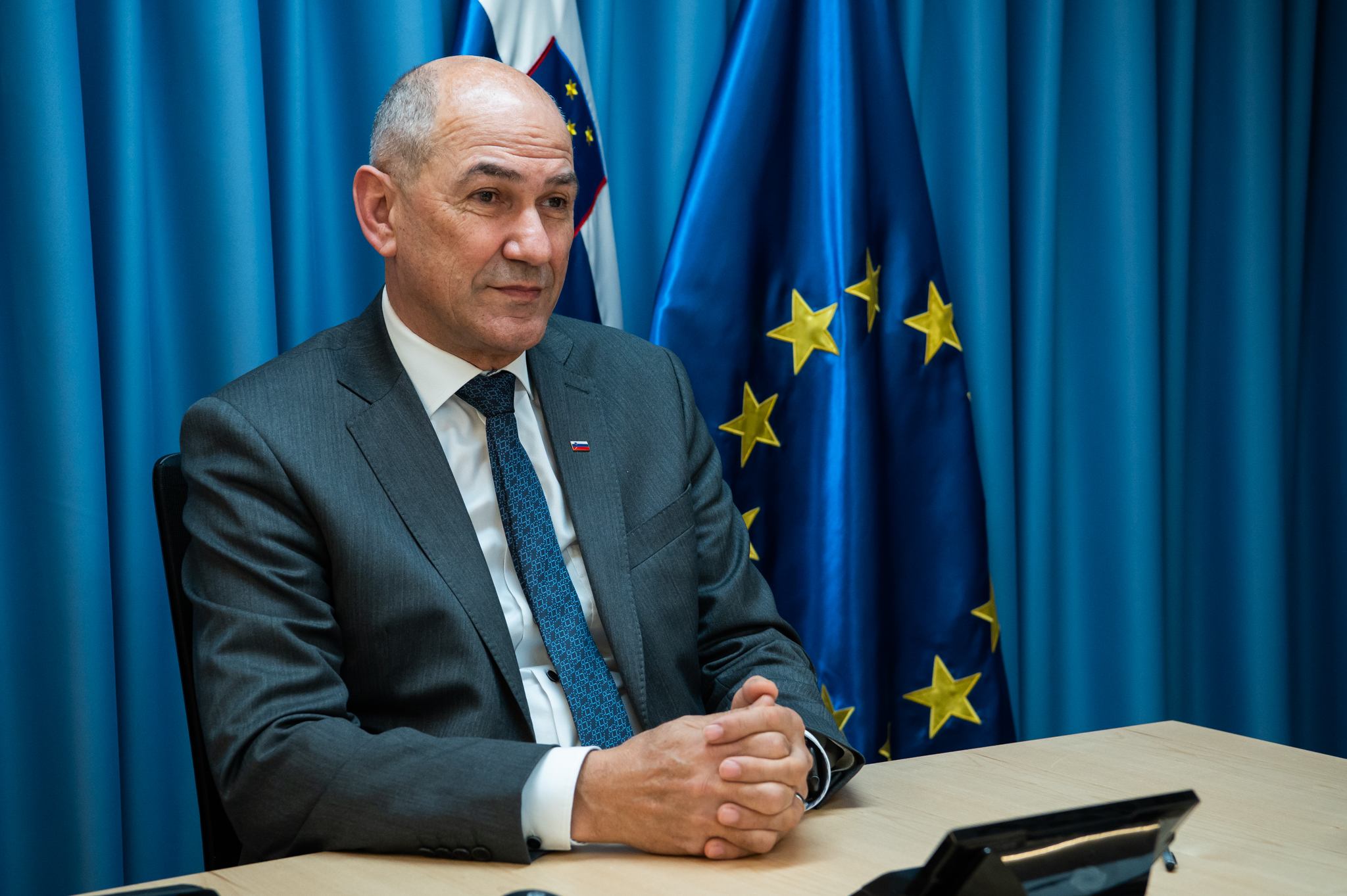 Predsednik vlade Janez Janša na avdio-video konferenčnem srečanju z ...