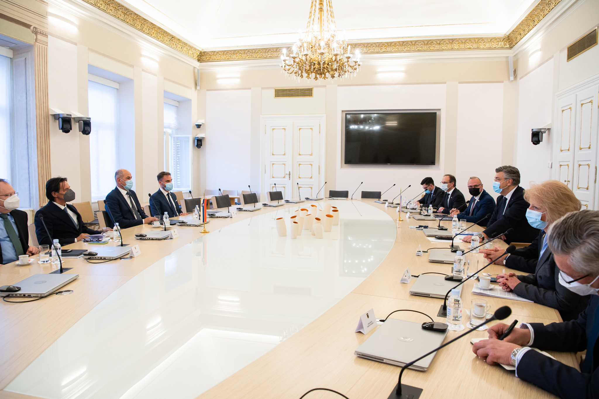 Predsednik vlade Janez Janša na srečanju s predsednikom hrvaške vlade ...