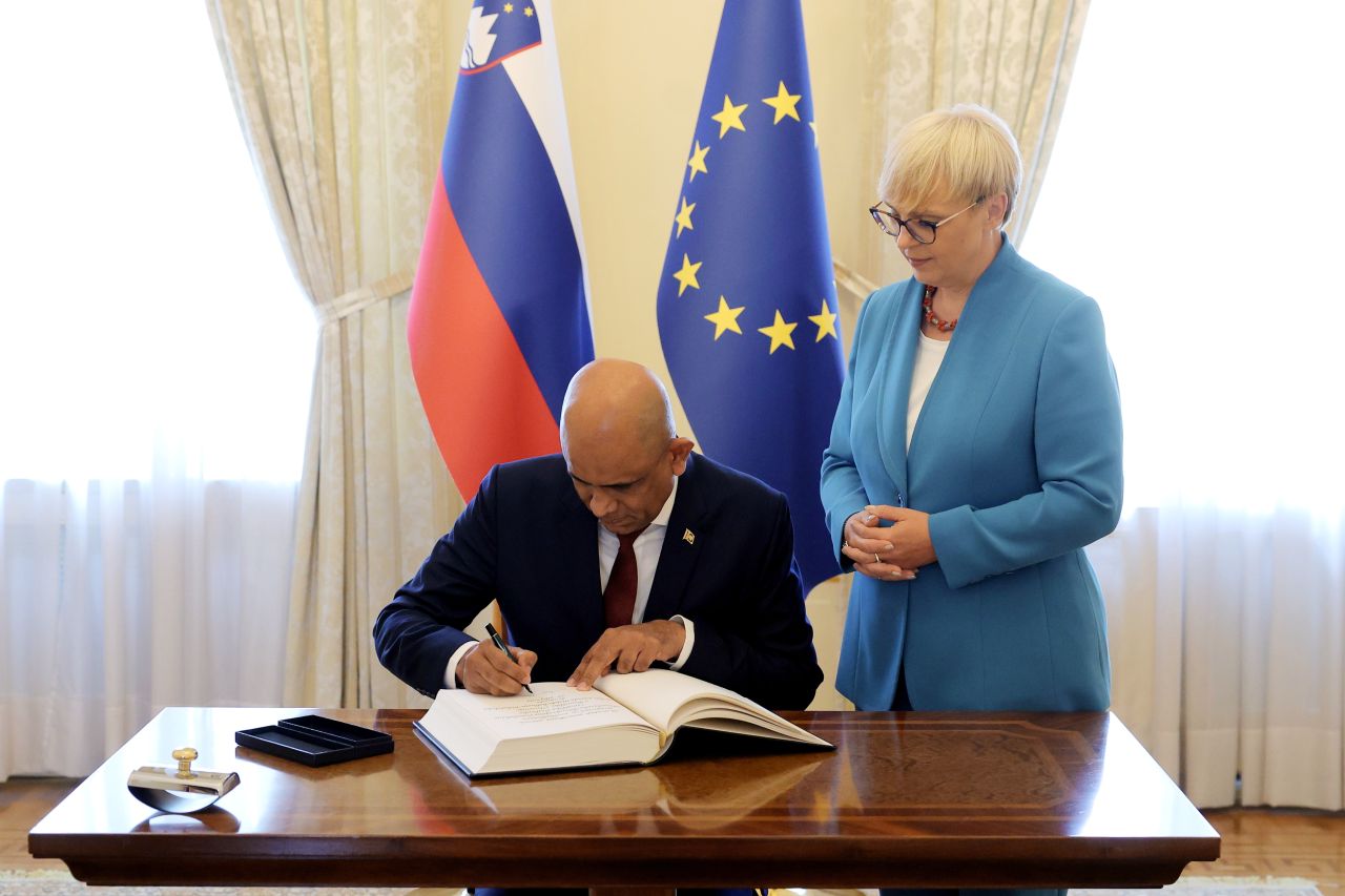 Slovesna predaja poverilnih pisem novoimenovanih veleposlanikov | GOV.SI