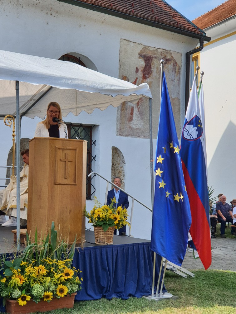 Ministrica na odkritju kipa dr. Alojza Rebule | GOV.SI